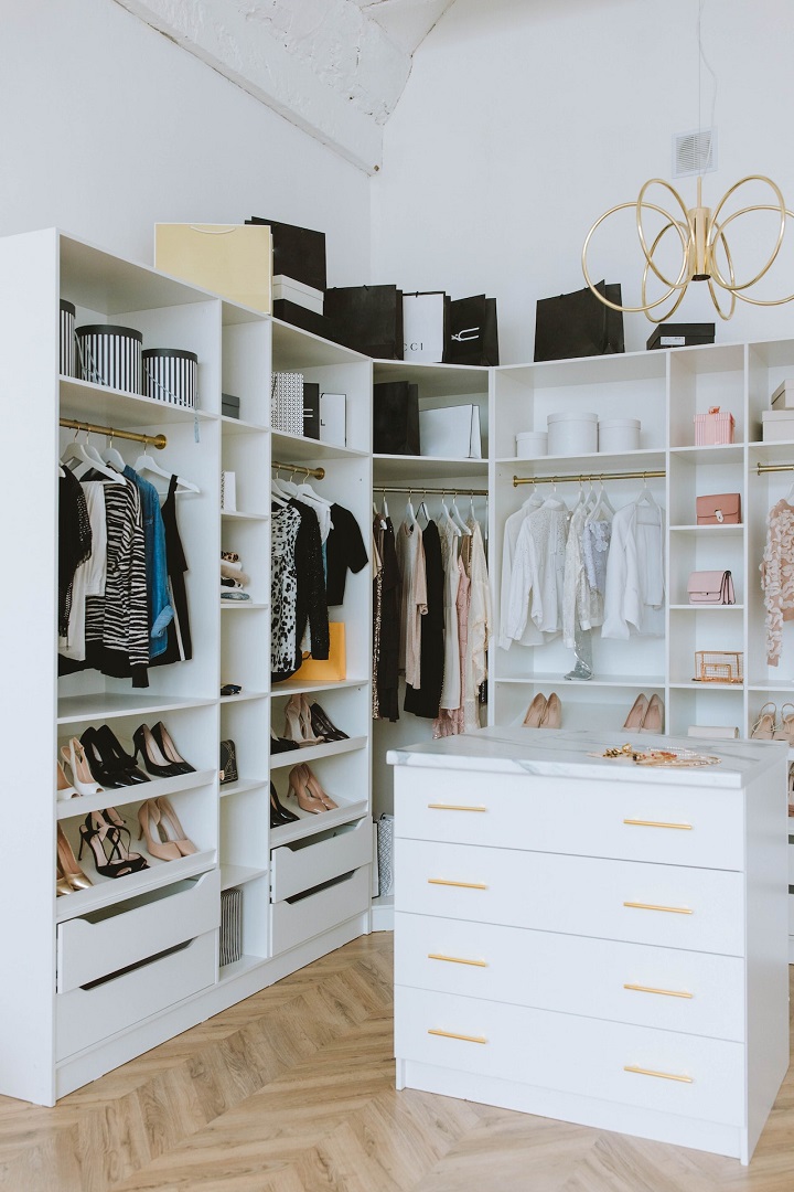 Sorting your clothes closet for a change of season - Organised Chic